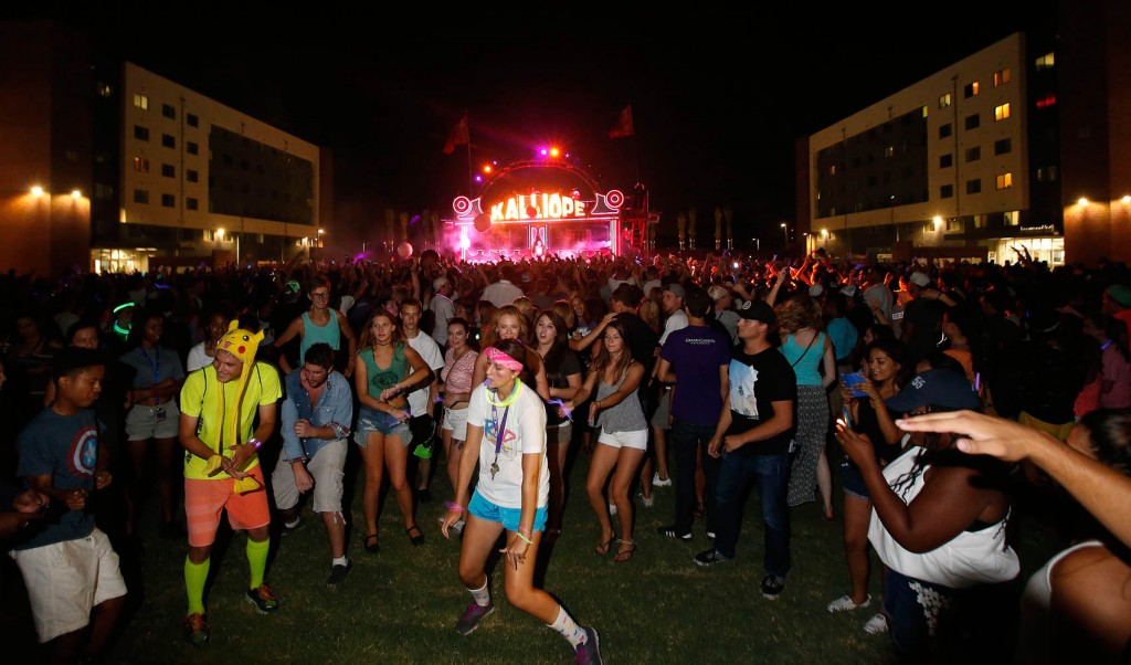 Students light up The Grove during Glow Party - GCU News