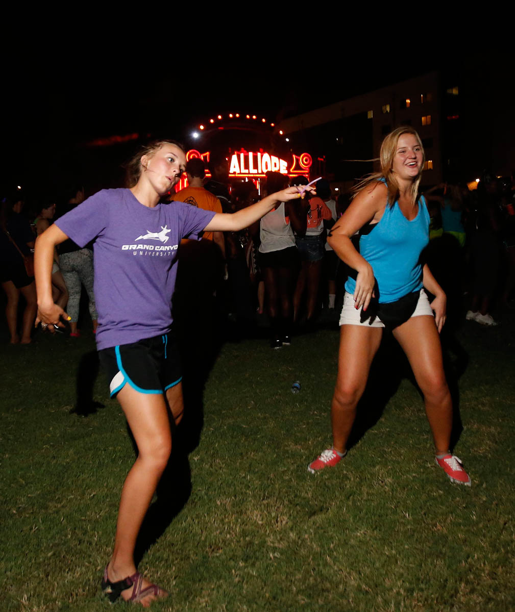 Students light up The Grove during Glow Party - GCU News