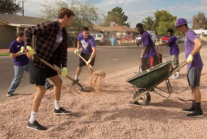 Students change local landscape at Serve the City - GCU News