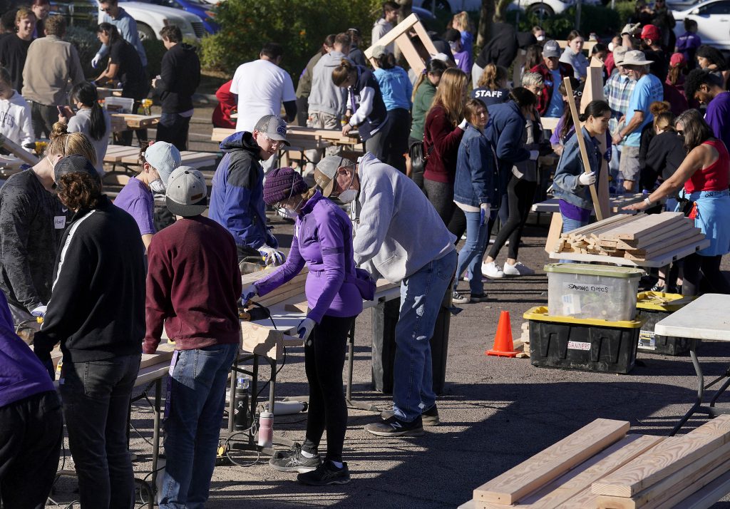 Slideshow: Honors College bunk build - GCU News