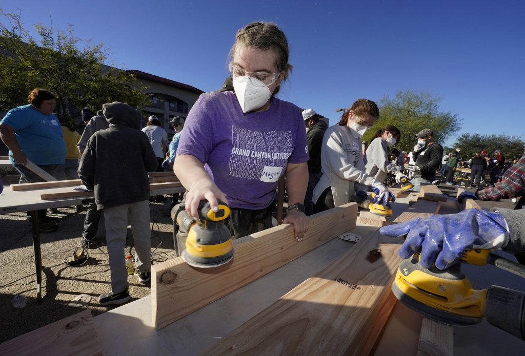 Slideshow: Honors College bunk build - GCU News