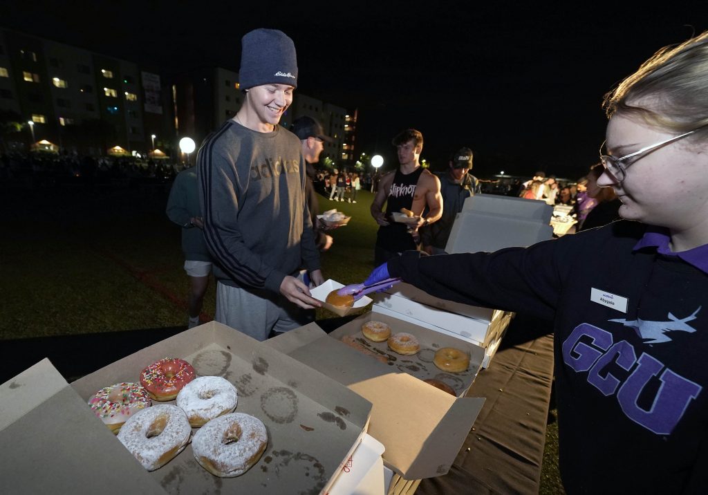 Slideshow: ASGCU's Midnight Breakfast - GCU News