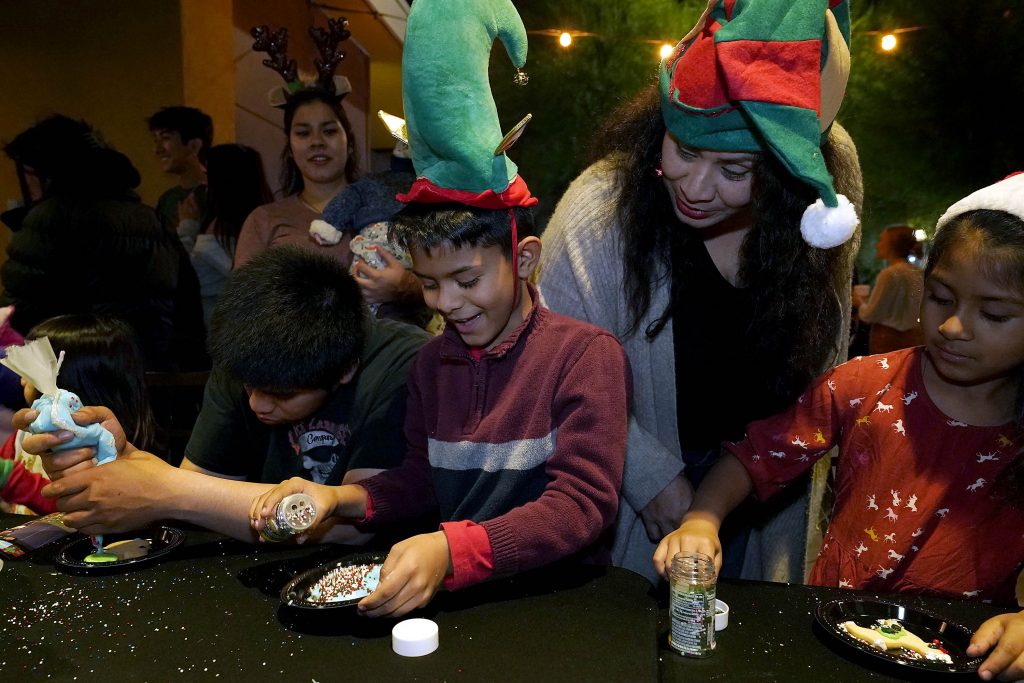 Slideshow: GCU 2021 Christmas tree lighting - GCU News