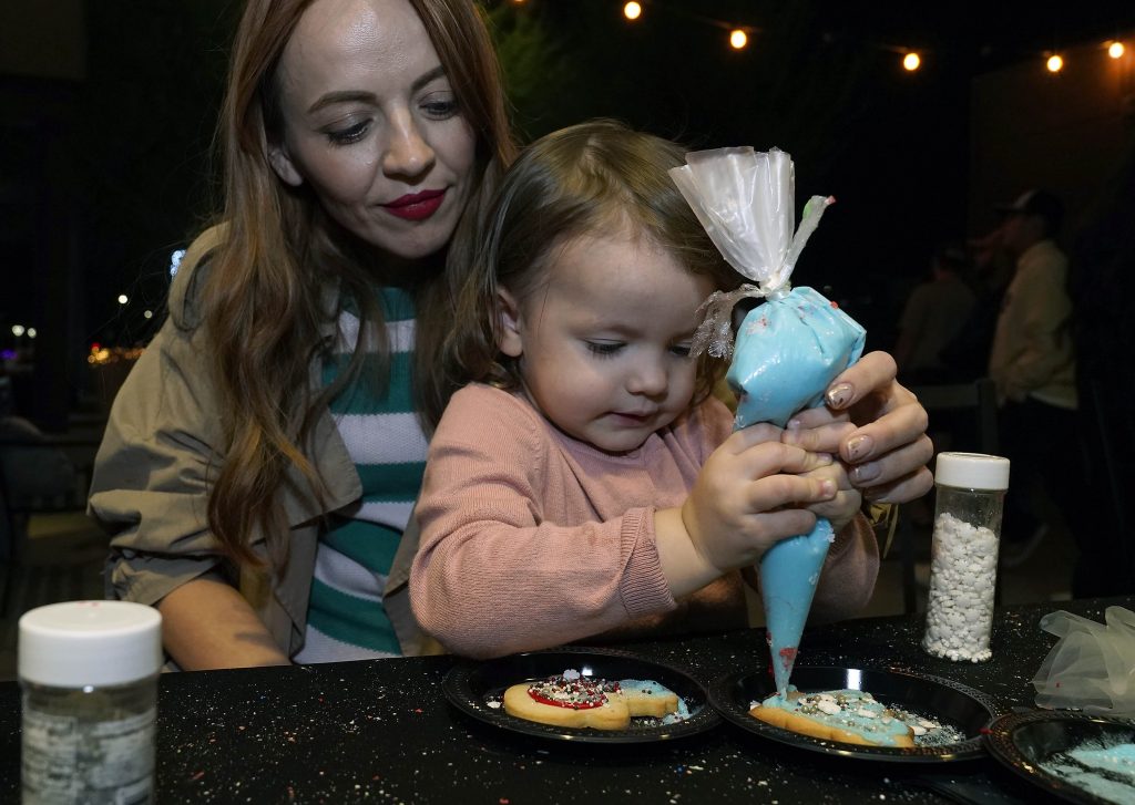Slideshow: GCU 2021 Christmas tree lighting - GCU News