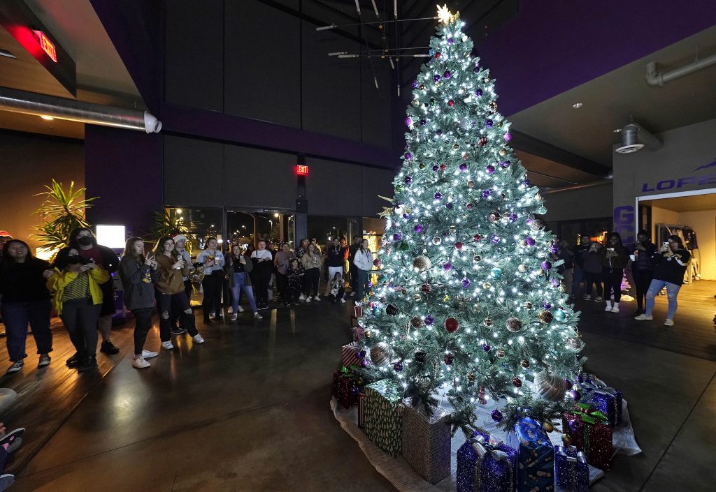 Slideshow: GCU 2021 Christmas tree lighting - GCU News