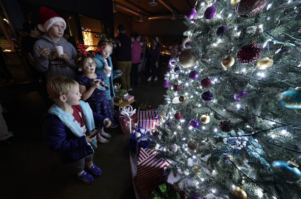 Slideshow: GCU 2021 Christmas tree lighting - GCU News