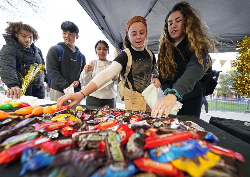 Slideshow: Happy event for students - GCU News