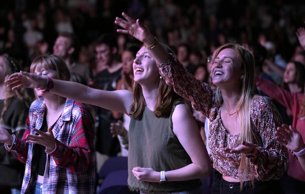 Slideshow: Students worship on, off campus - GCU News