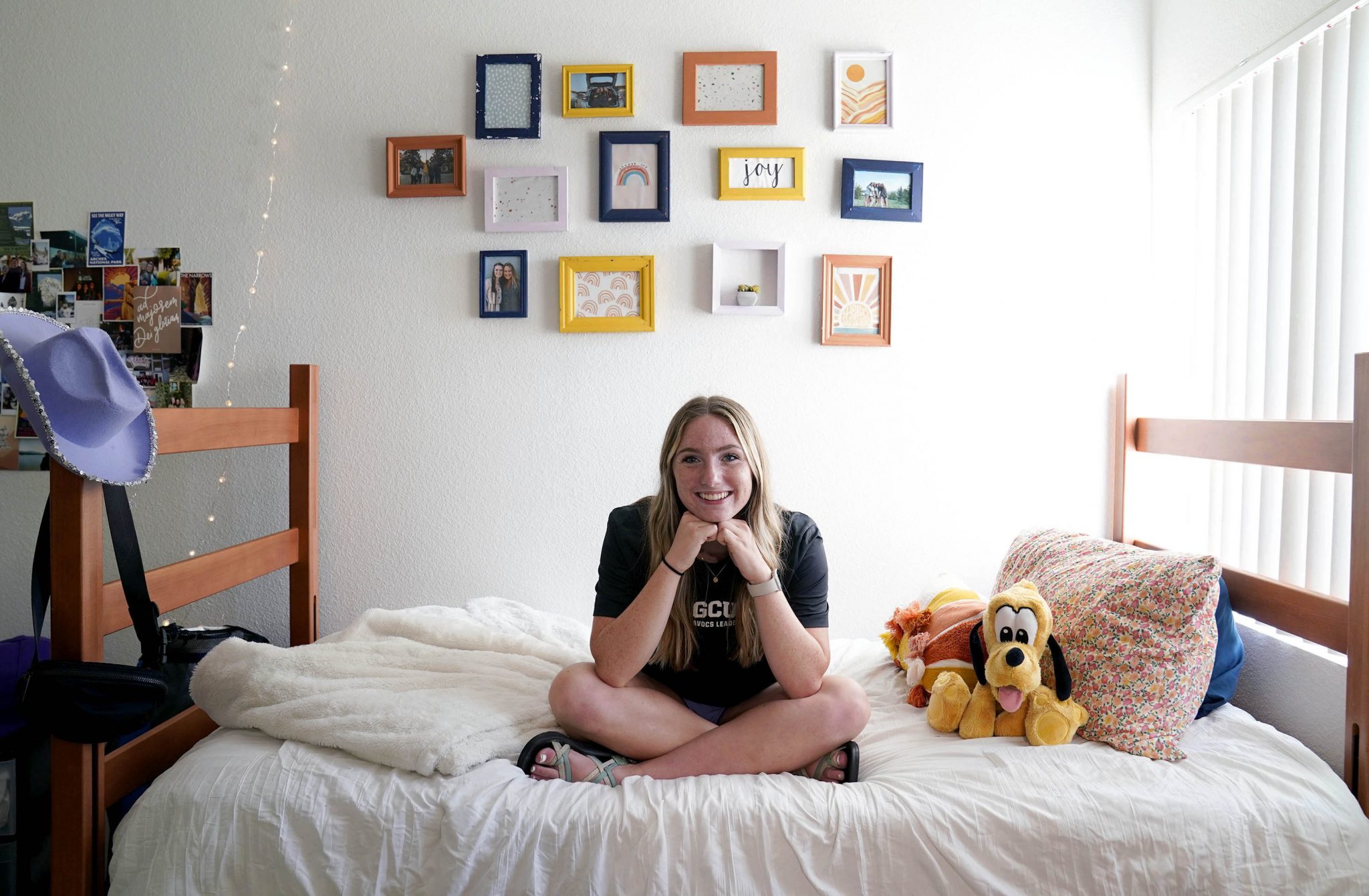 Students open the door to fun dorm decor - GCU News