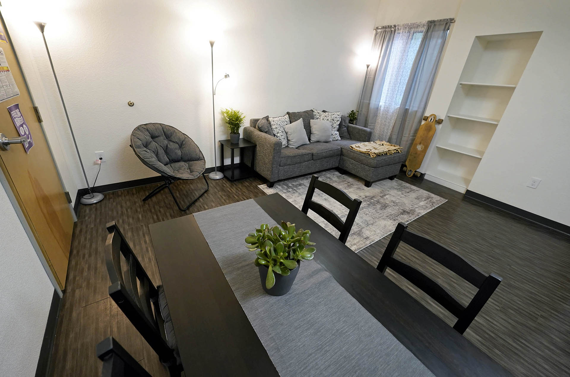 Students open the door to fun dorm decor - GCU News