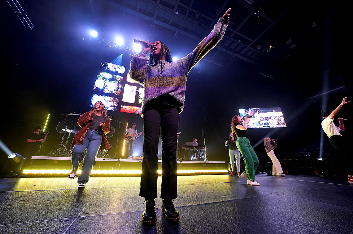 Students raise their voices to God at Ignite - GCU News