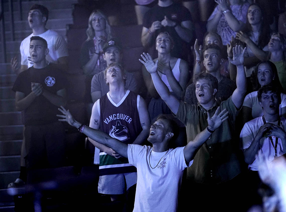 Students raise their voices to God at Ignite - GCU News