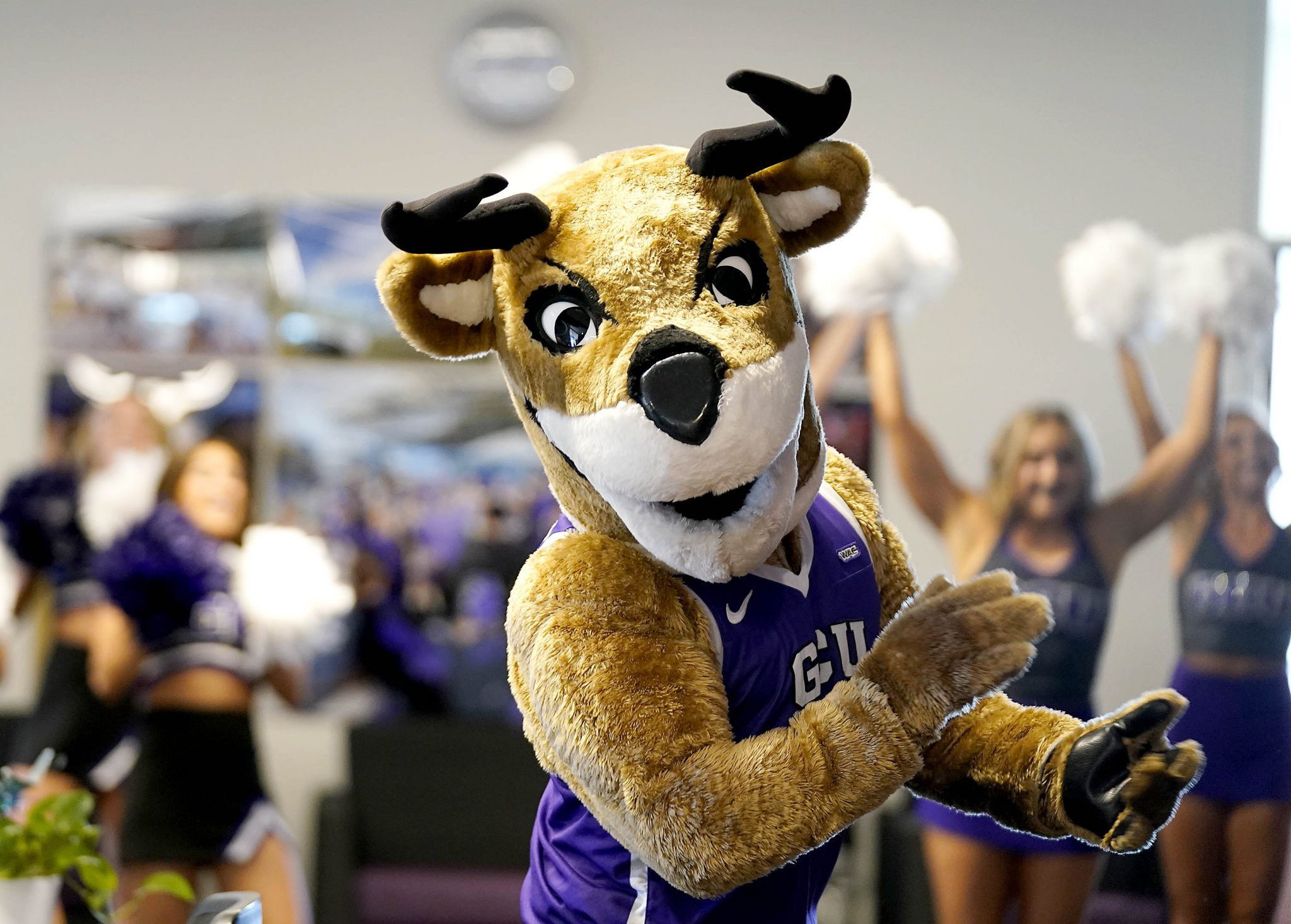 Spirit team visits President Mueller - GCU News