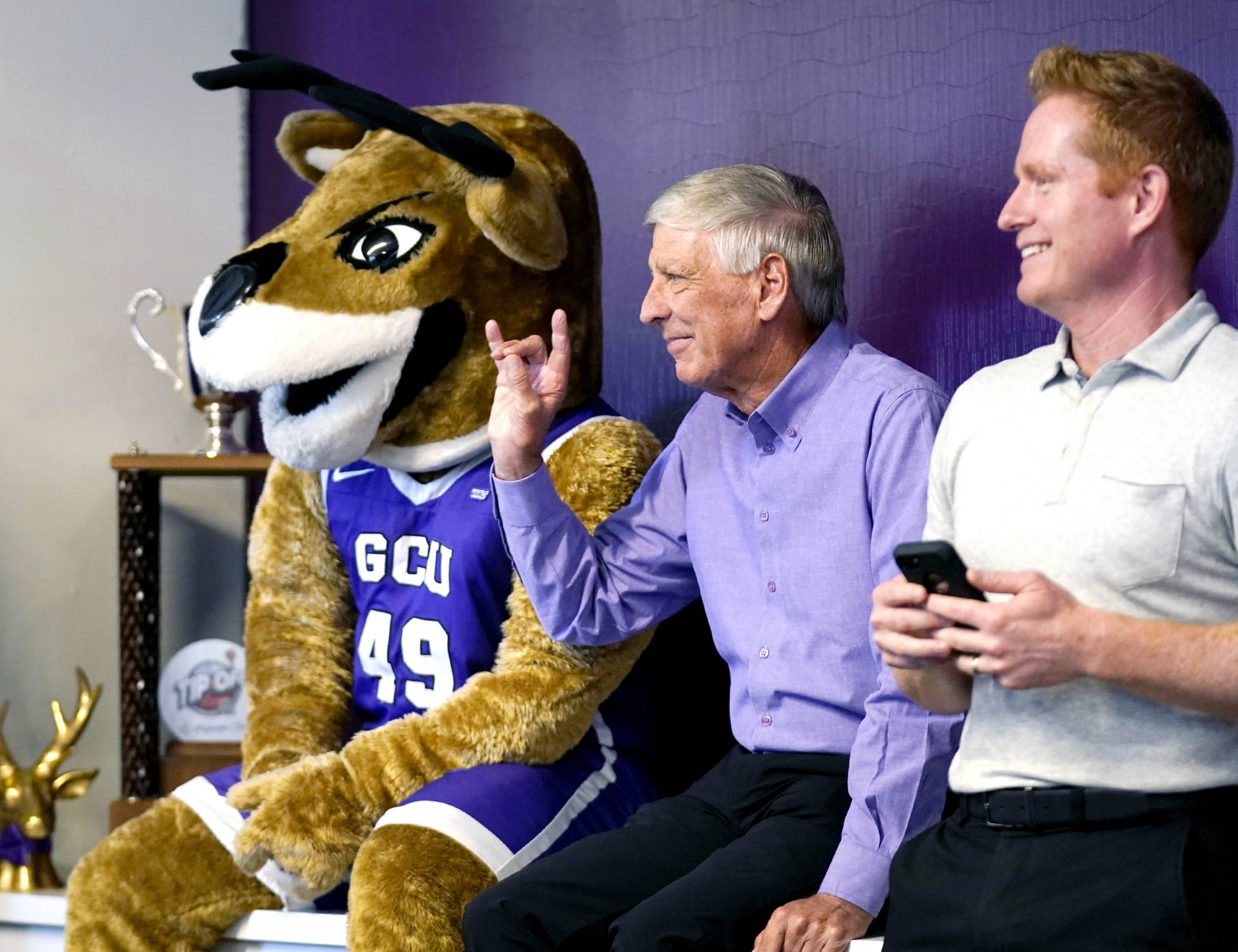Spirit team visits President Mueller - GCU News