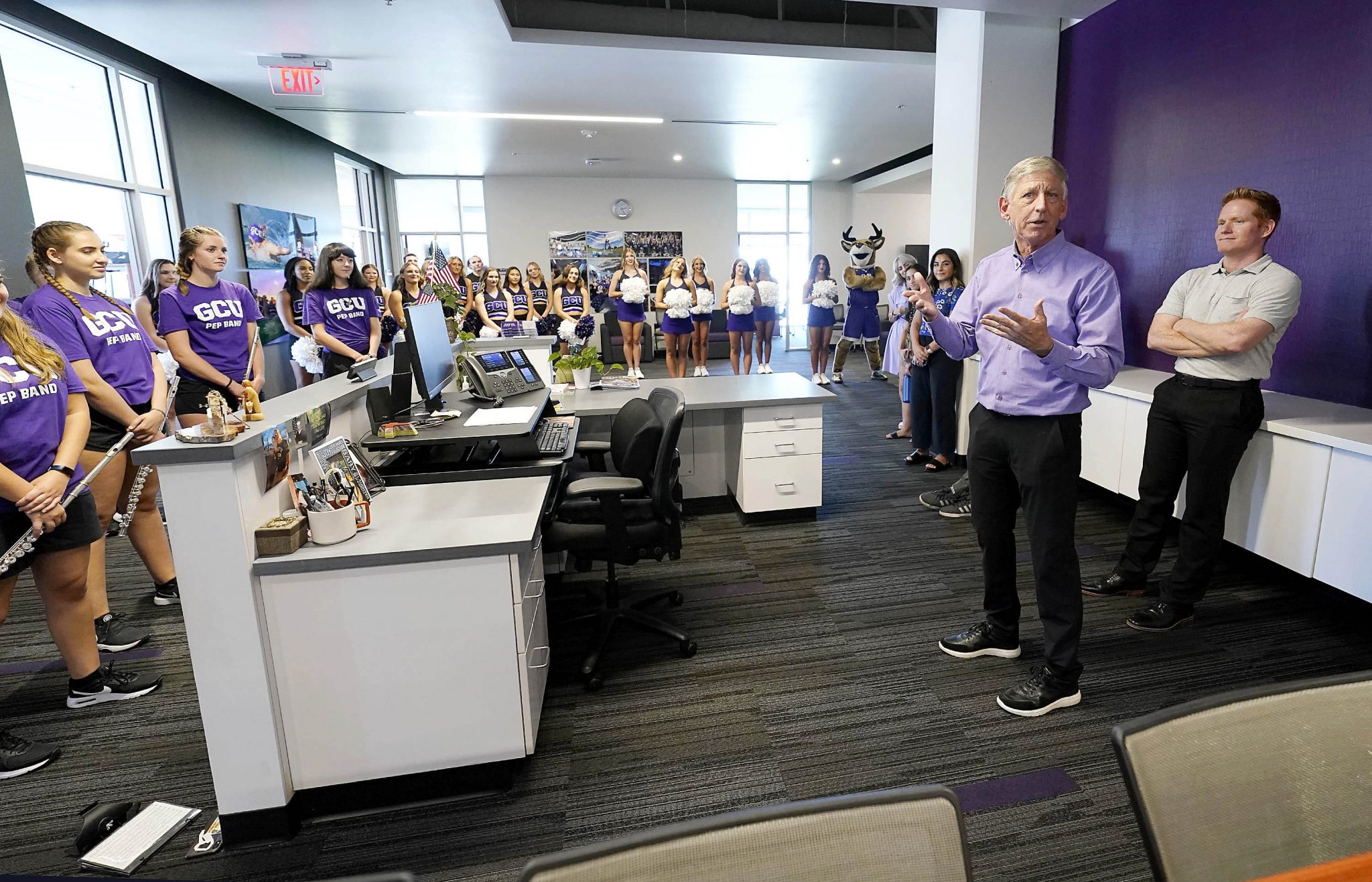 Spirit team visits President Mueller - GCU News