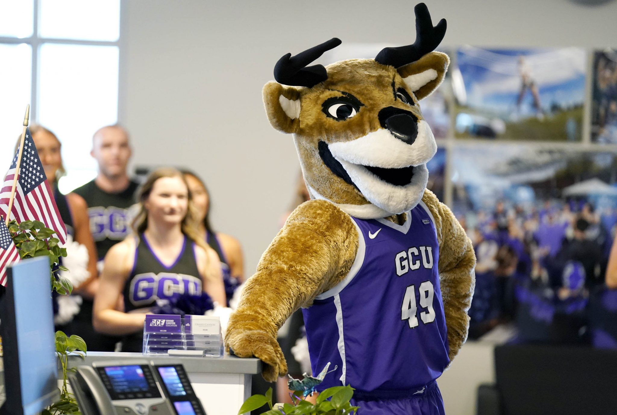 Spirit team visits President Mueller - GCU News