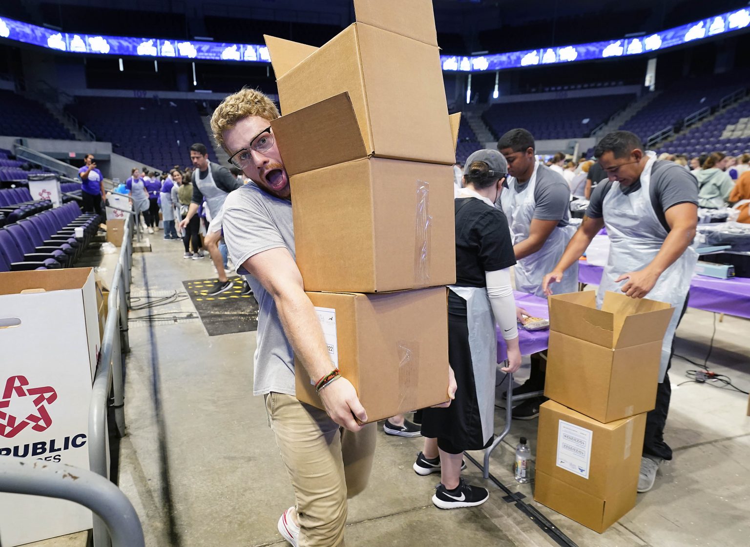 Boxing meals, and serving hope, for Ukraine - GCU News