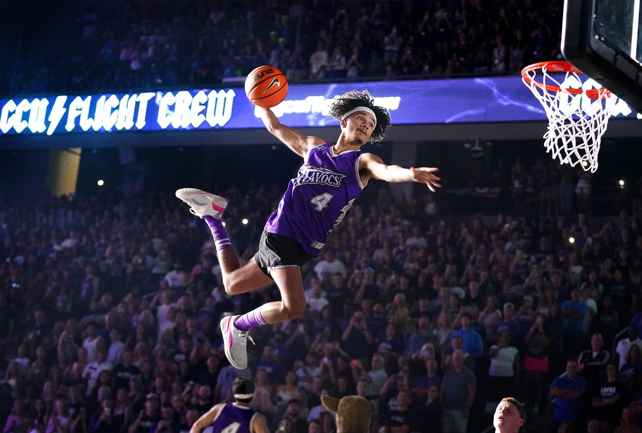 Flight Crew's basketball dunks - GCU News