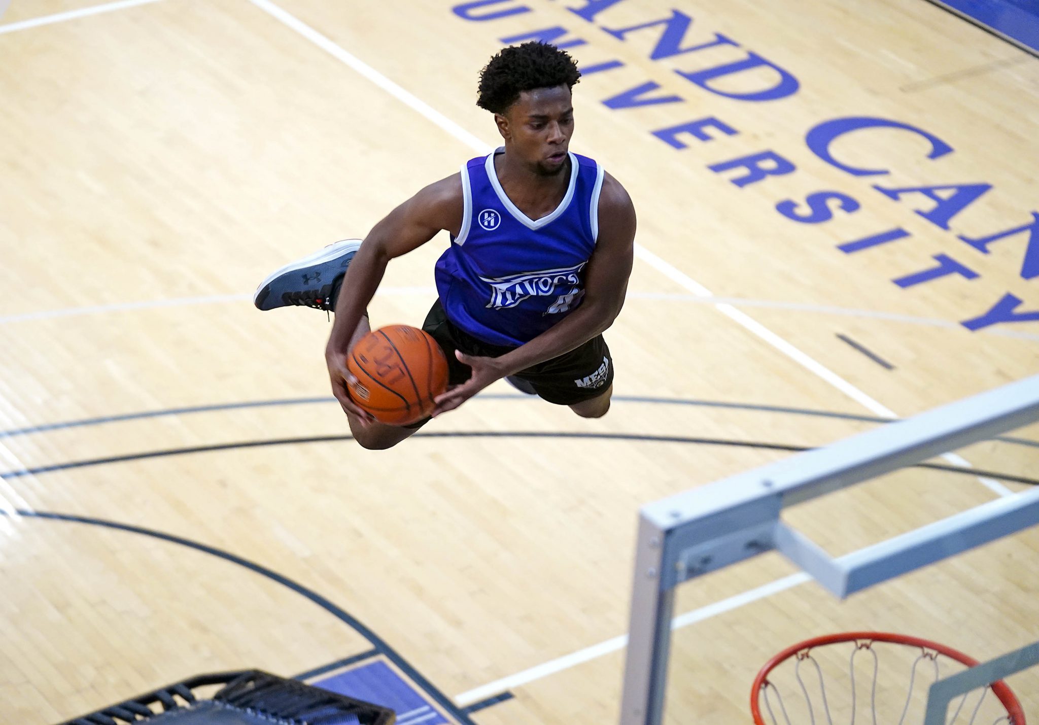 Flight Crew's basketball dunks - GCU News