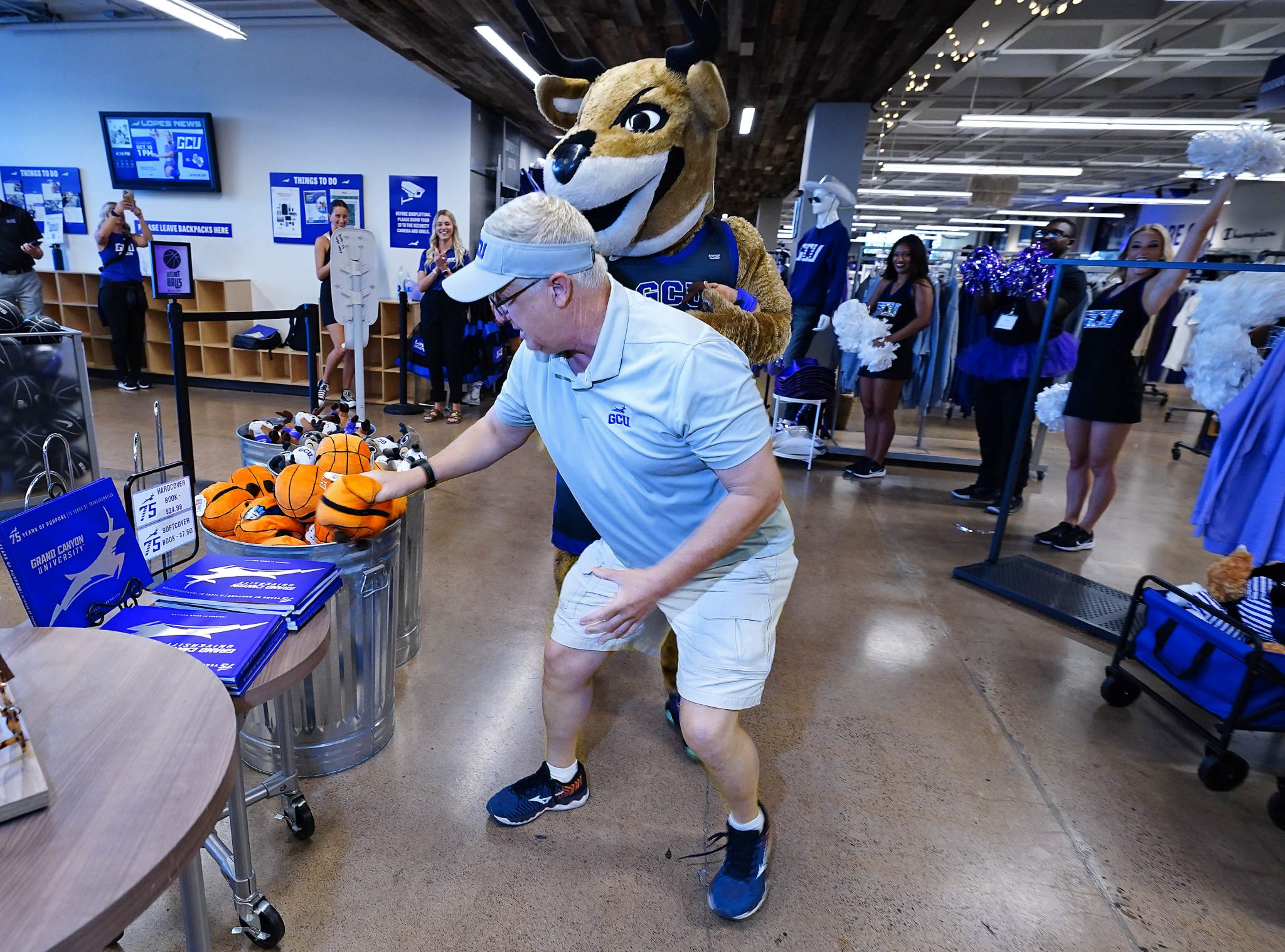 Lope families show off their purple pride for GCU's Family Weekend ...