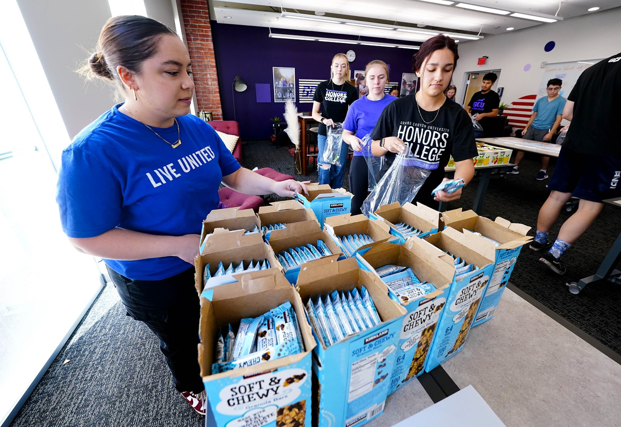 Honors students make an impact during Community Service Week - GCU News