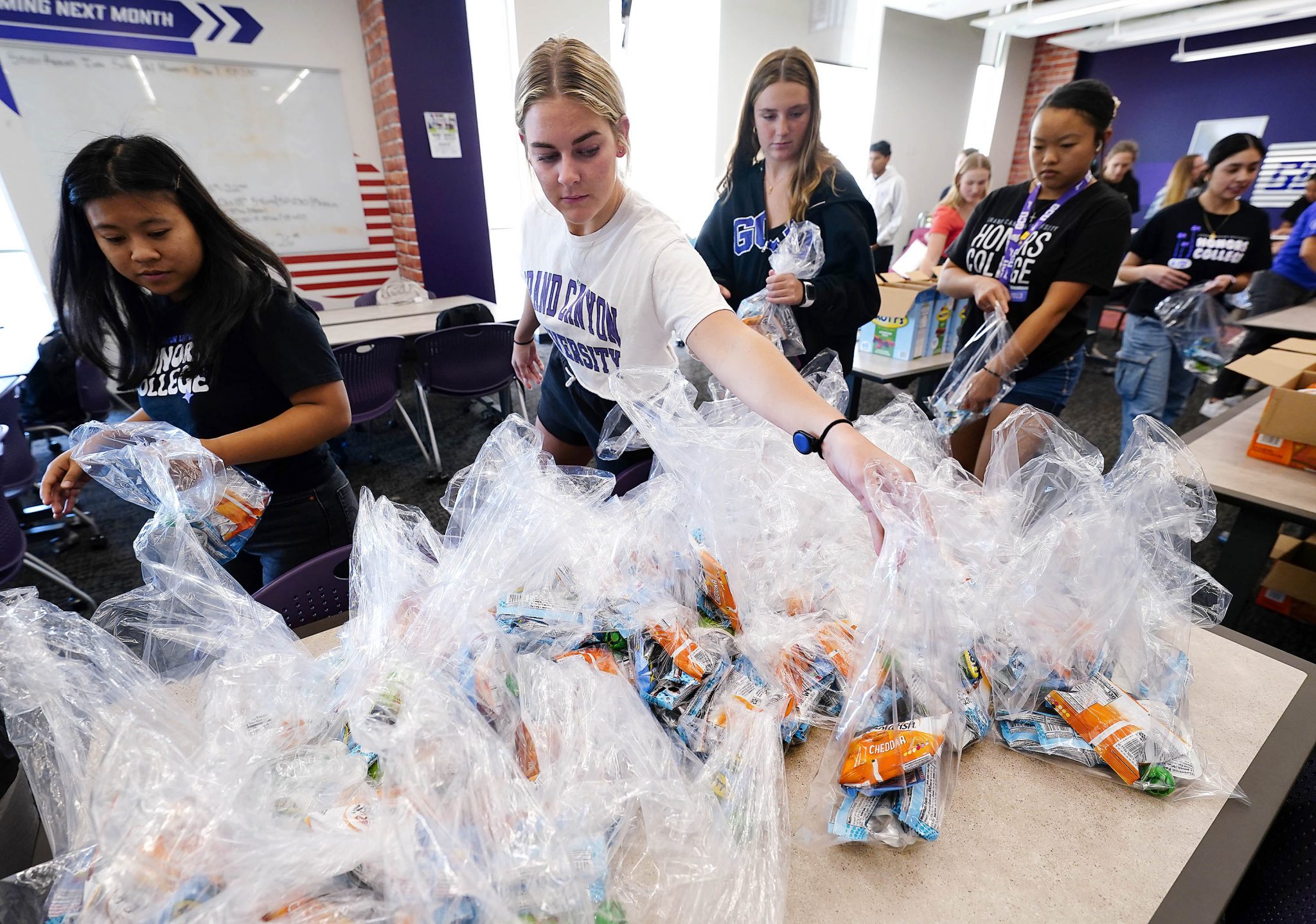 Honors students make an impact during Community Service Week - GCU News