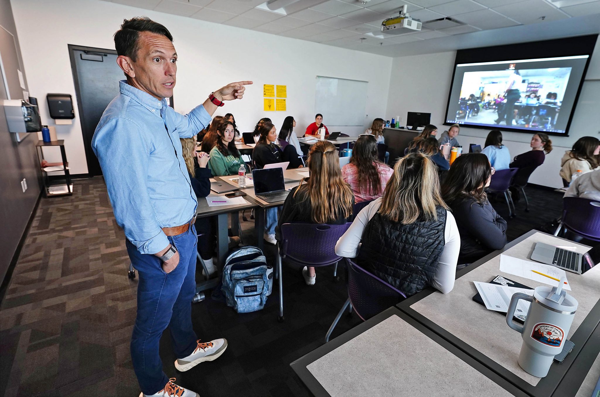 A teacher's livestream brings education students right into classroom ...