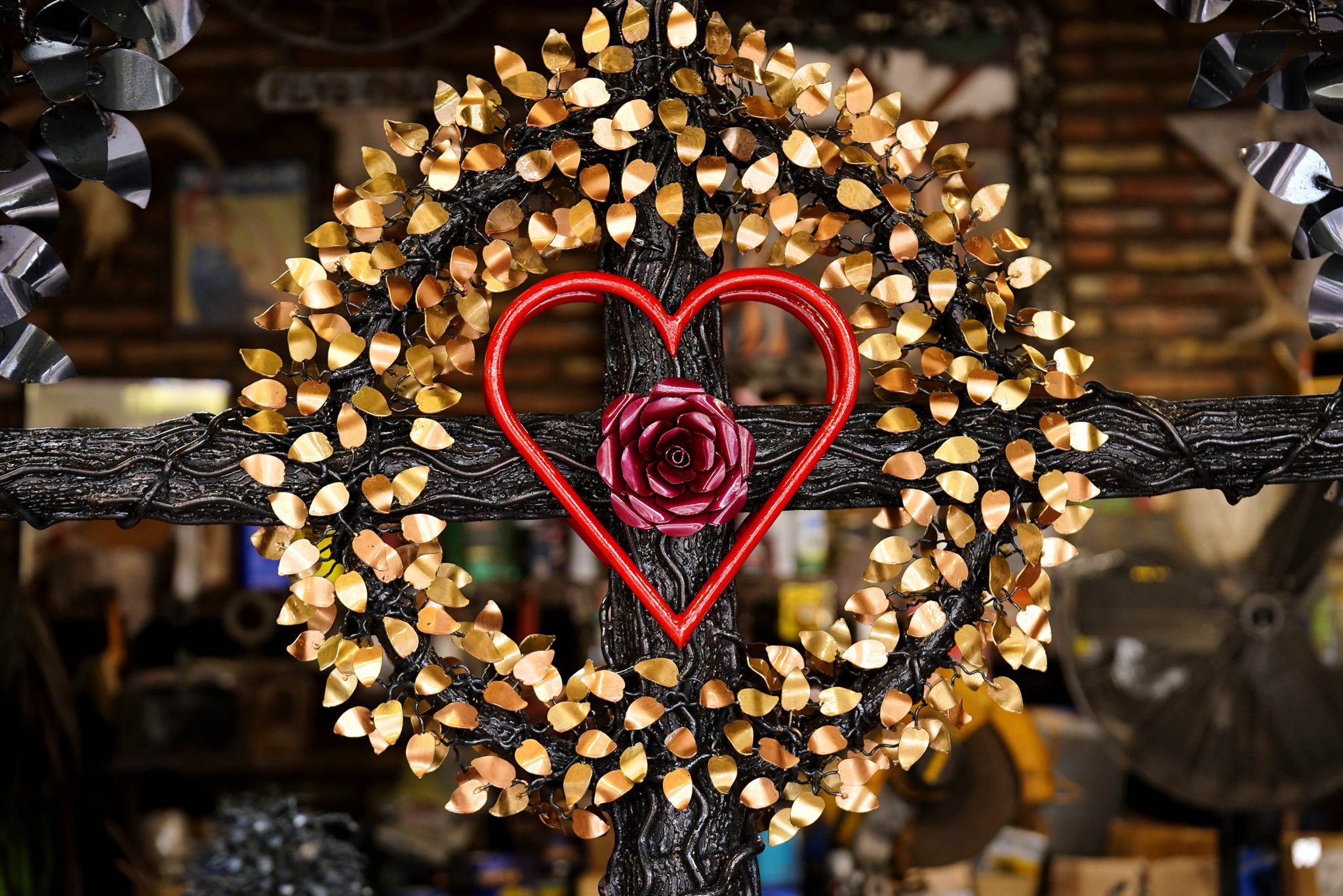 Artist puts metal to the petal for GCU’s ‘Grace Tree’ - GCU News