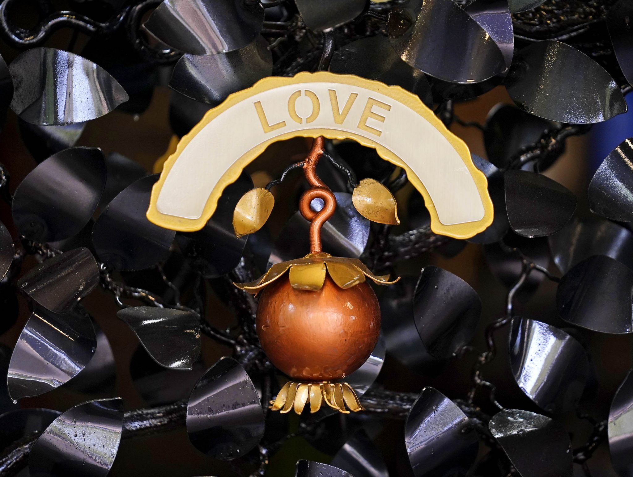 Artist puts metal to the petal for GCU’s ‘Grace Tree’ - GCU News