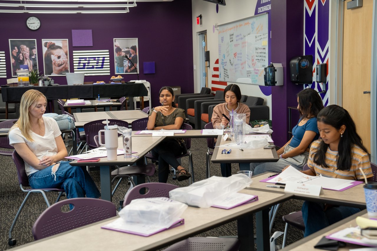 Young Athena program empowers GCU, high school students - GCU News
