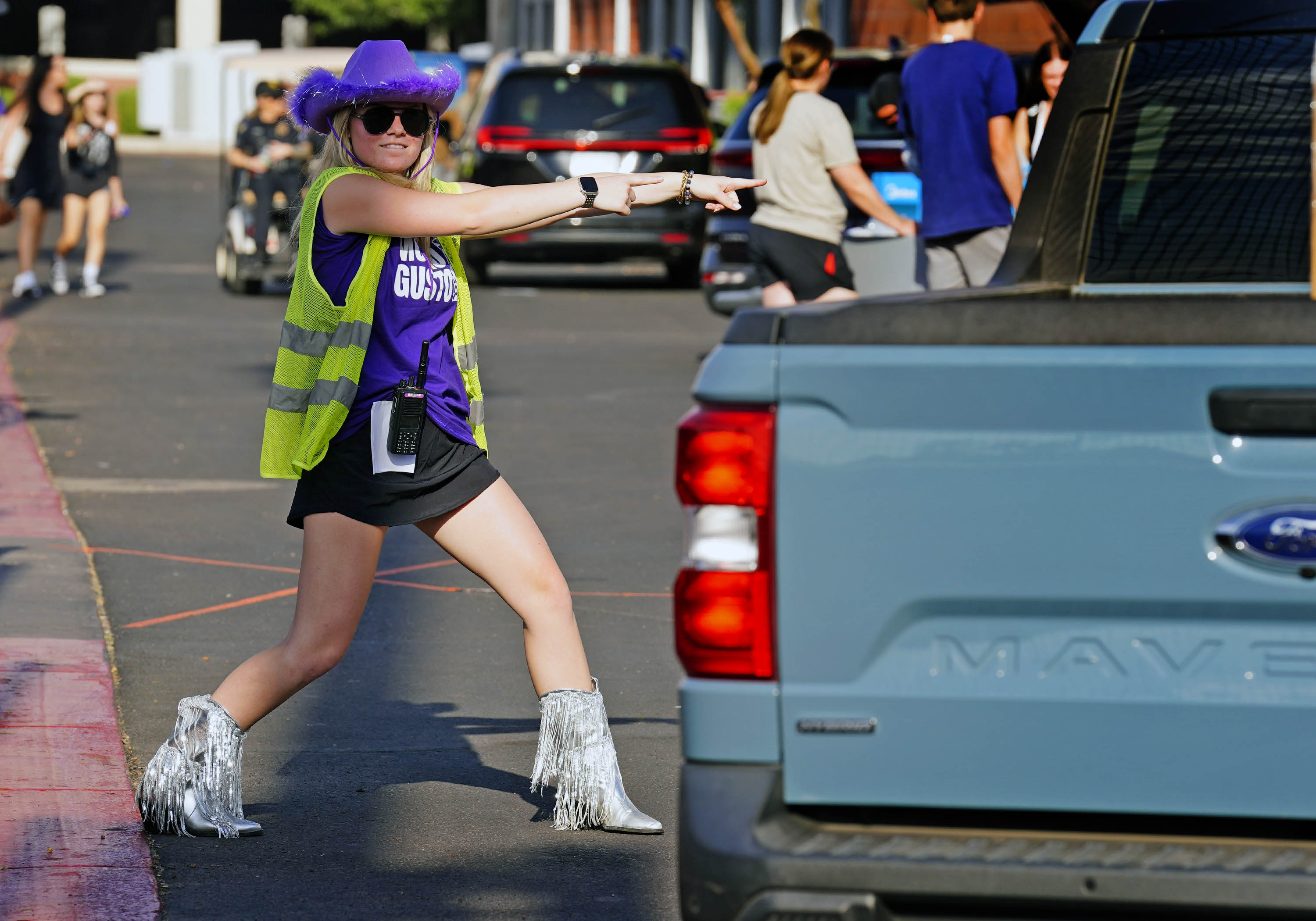 Welcome Crew training covers logistics, hydration – and flashing a big ...